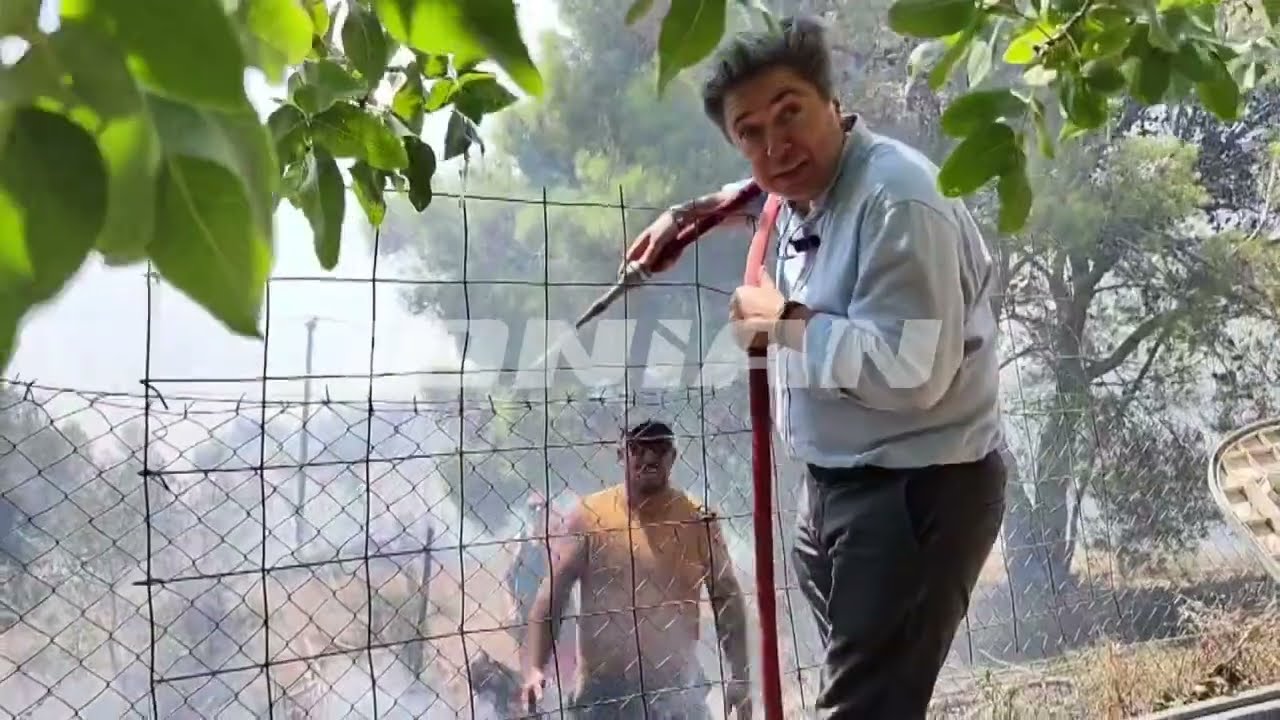 Ο Δήμαρχος Ζακύνθου Γ. Στασινόπουλος προσπαθεί να σβήσει φωτιά που έχει ...