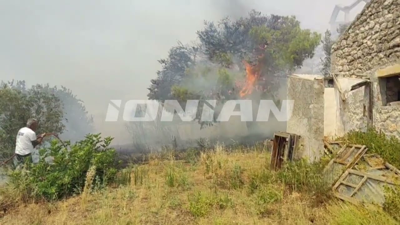 Καίγονται σπίτια στον Αγαλά - Δραματικές ώρες για τους κατοίκους ...